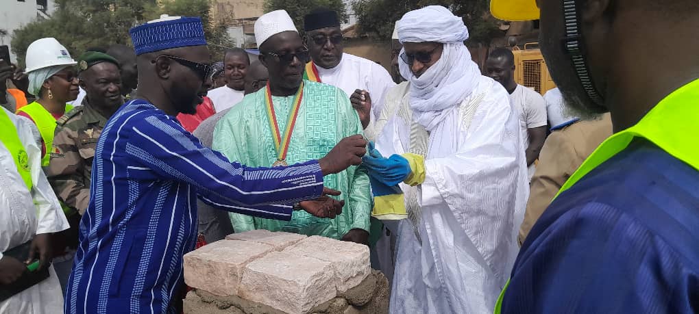 Projet de pavage des rues Le ministre Imrane Abdoulaye Touré donne le ...
